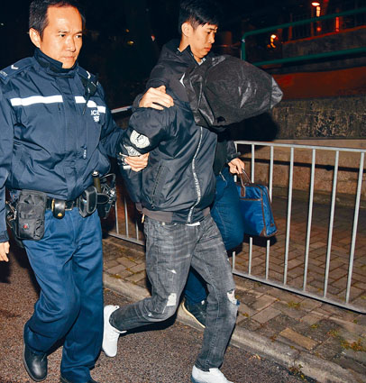 毒餐车拒截查 险撞警拘两汉 星岛日报