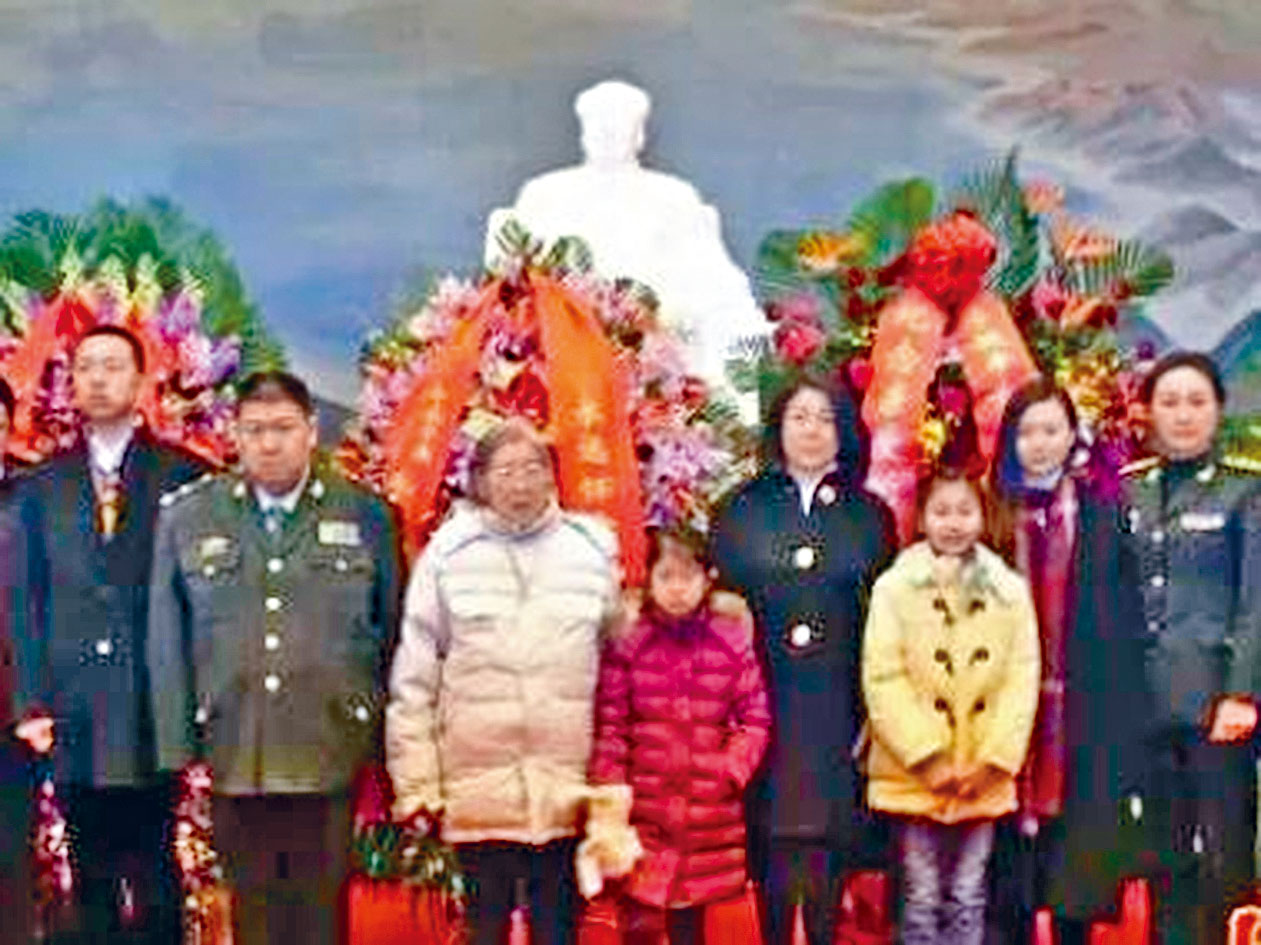 李敏毛新宇纪念堂瞻仰 | 星岛日报