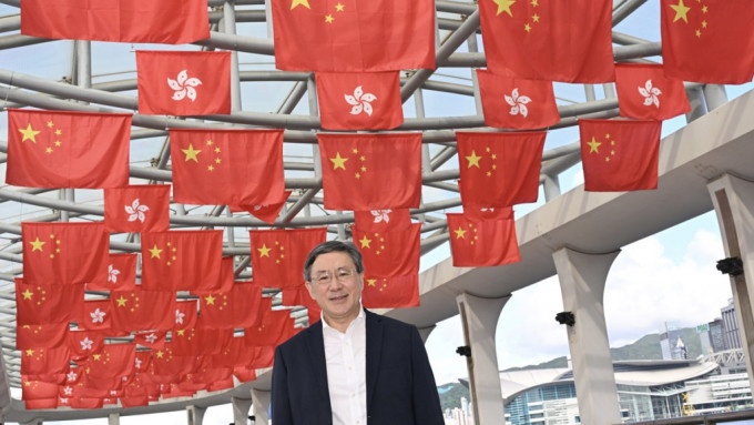 回归26周年｜3万国旗区旗横额7.1飘扬 卓永兴：冀推动爱国爱港情怀 | 星岛日报