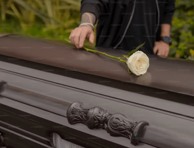 西班牙「女尸」复活 医院宣布死亡 入尸袋时手指动救回自己一命 | 星岛日报